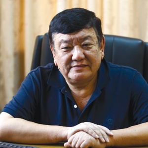 Alexander Dreymon - Biography, Facts, Wife, Net Worth, Height , Family ...